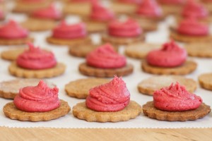 Gingerbread-Raspberry Sandwich Cookies